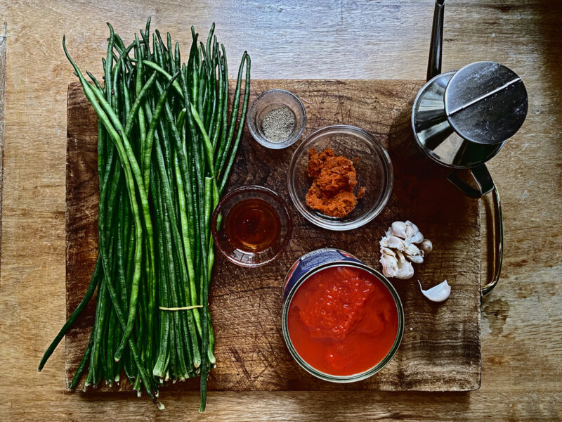 Long string beans stewed in Thai curry tomato sauce