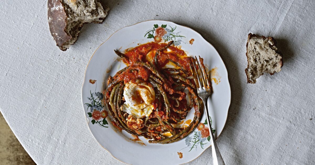 Long string beans stewed in Thai curry tomato sauce – Lady and Pups