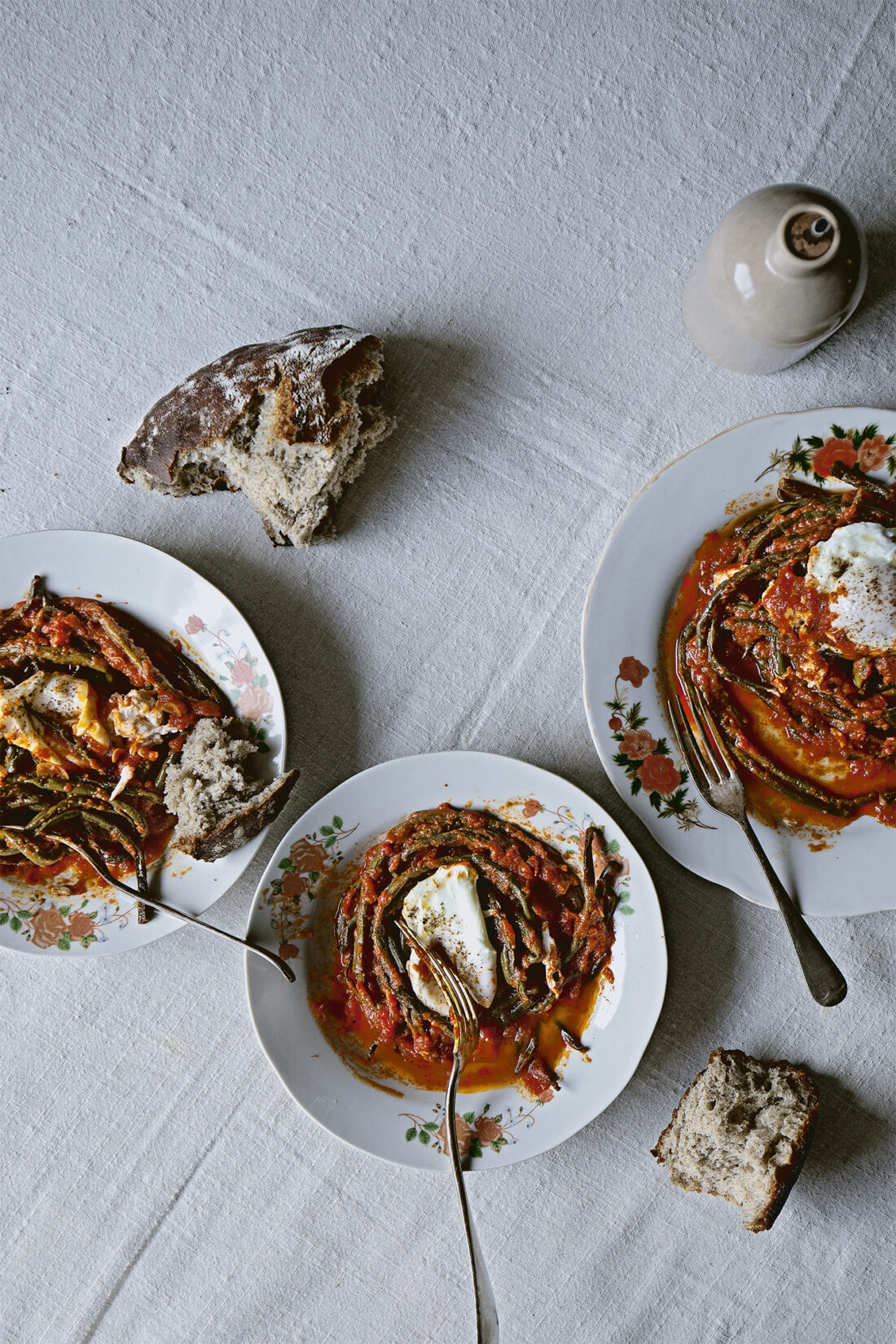 Long string beans stewed in Thai curry tomato sauce