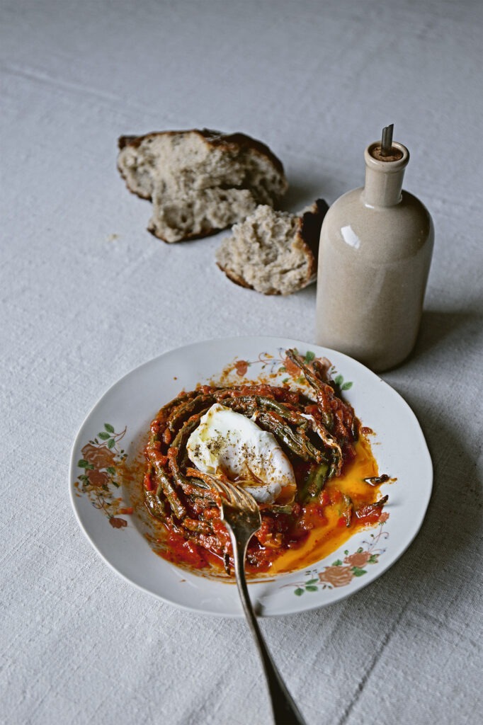 Long string beans stewed in Thai curry tomato sauce