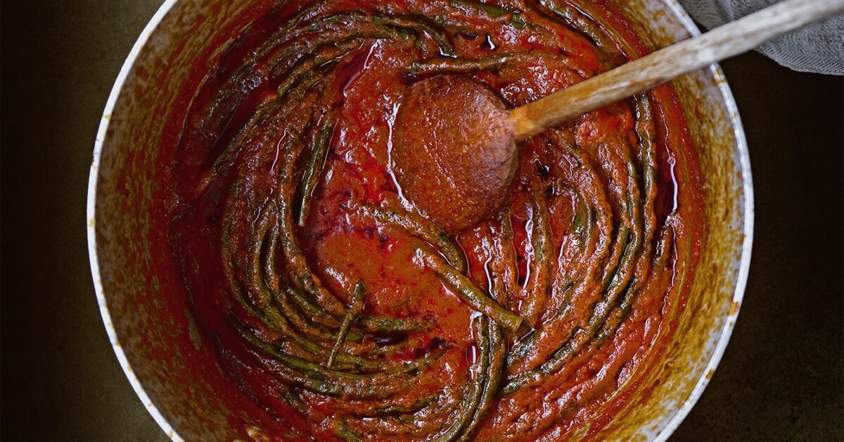 Long string beans stewed in Thai curry tomato sauce – Lady and Pups