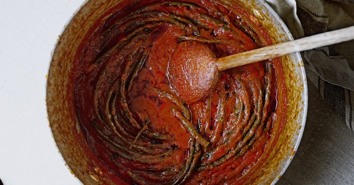 Long string beans stewed in Thai curry tomato sauce – Lady and Pups